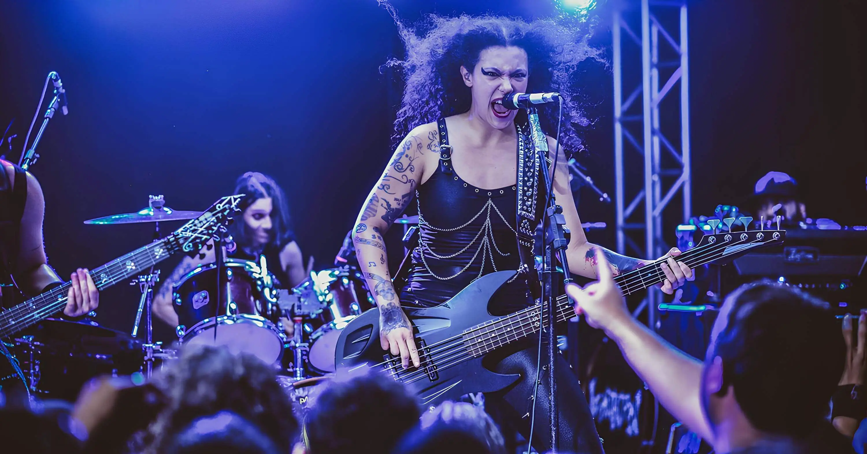 FERNANDA LIRA do Crypta: "A música pesada no Brasil respira e muito"